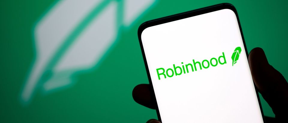 Robinhood Unveils Premium Credit Card to Compete With American Express ...