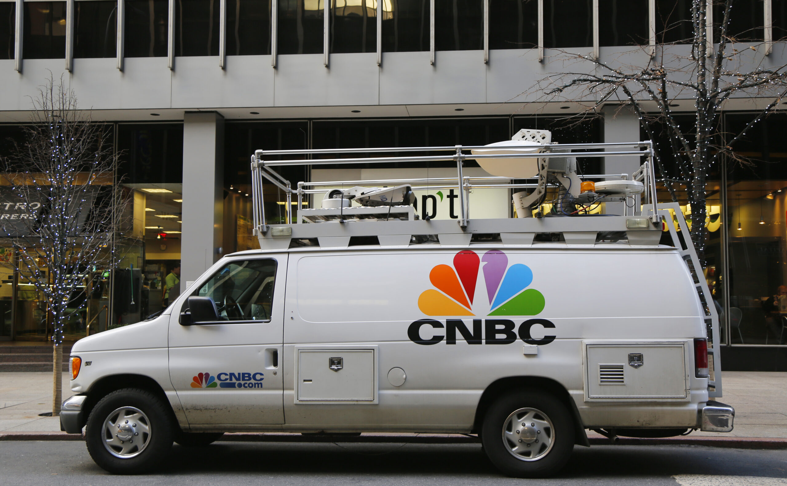 Bezos Considers CNBC Acquisition Amid Washington Post Fallout, Sources ...