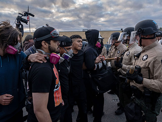 Tensions Rise in Broadview: Illinois State Police Clash with Anti-ICE ...