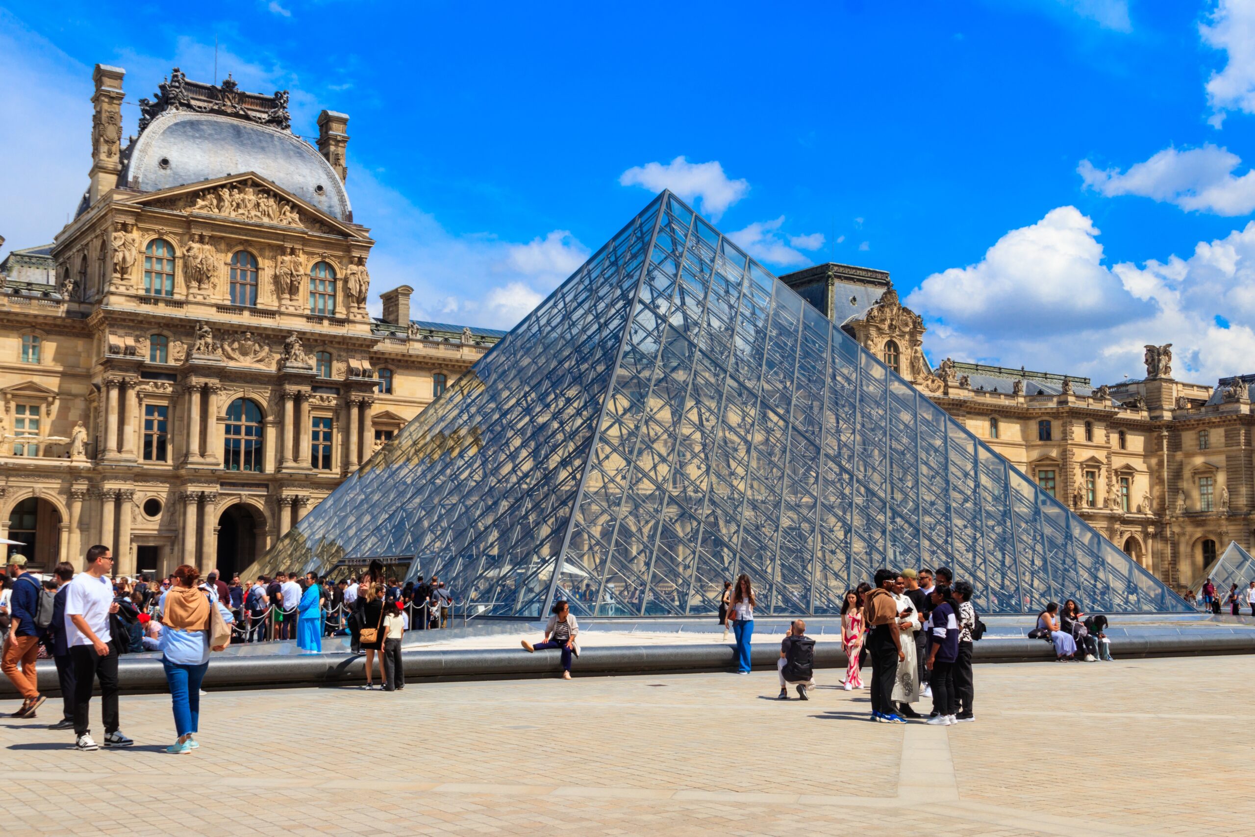 Brazen Heist at the Louvre: Thieves Steal Napoleon-Era Jewels in Broad Daylight – [your]NEWS