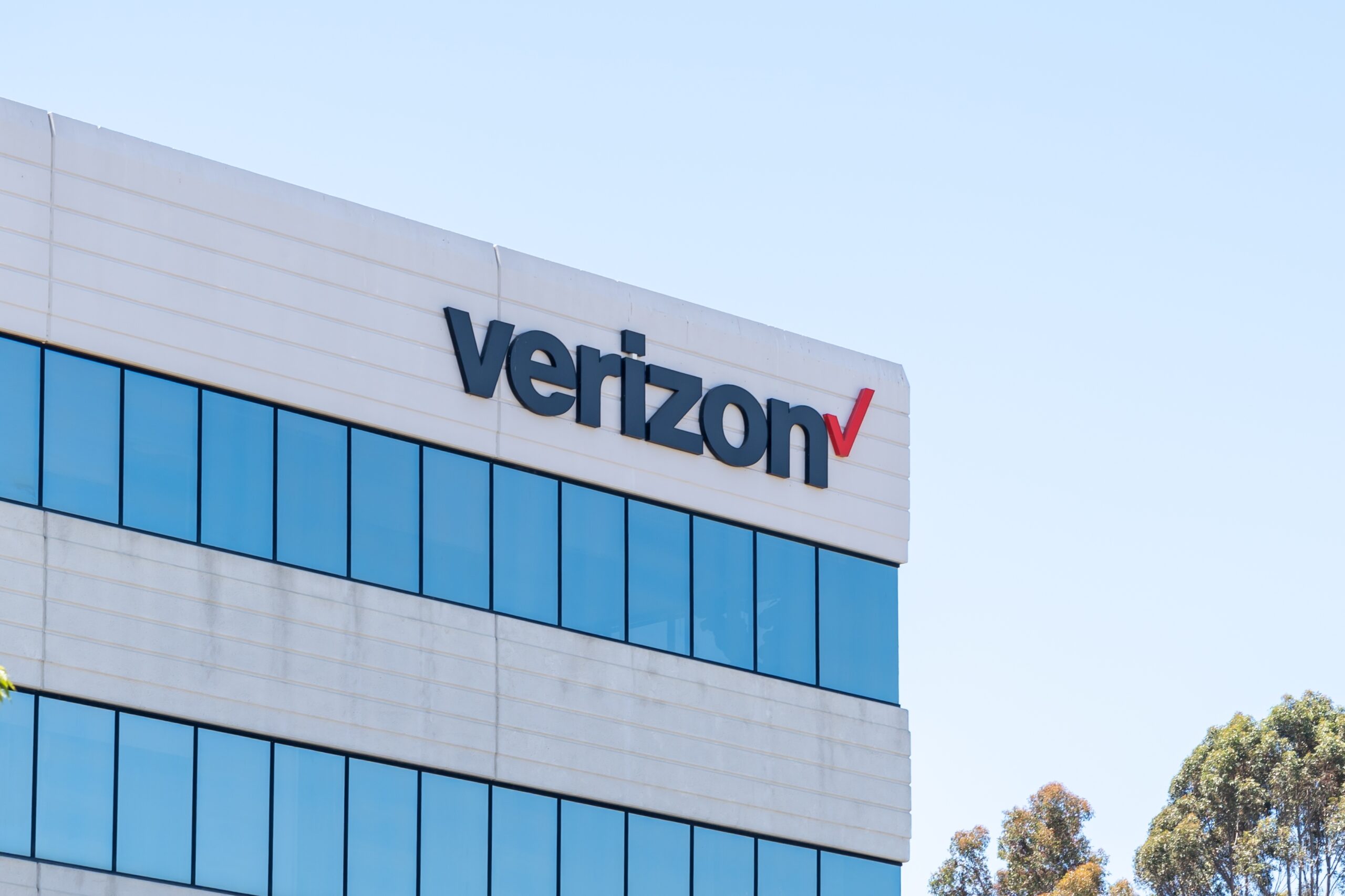 Verizon Plans Largest Layoffs in Company History, Cutting 15,000 Jobs ...