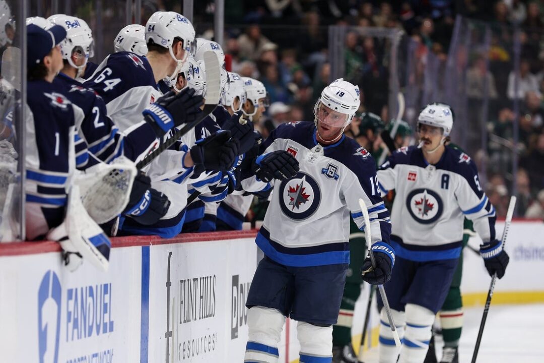 Jonathan Toews nets 900th, 901st points as Jets drub Wild – [your]NEWS