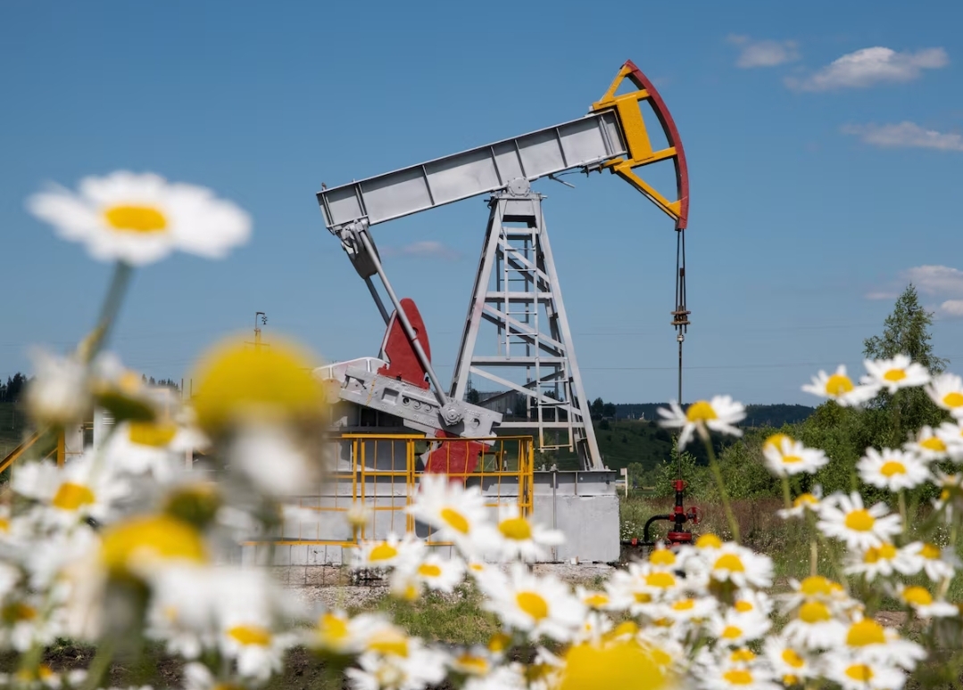 Oil Prices Slip as Iran Signals Stability and Venezuela Export Hopes Re ...