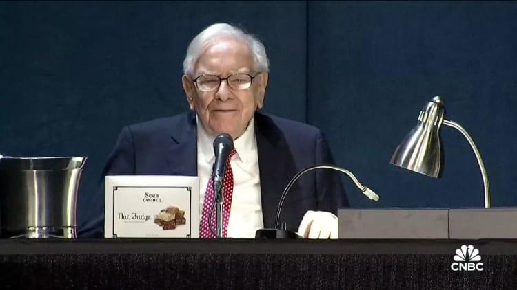 Berkshire Hathaway Profit Slides 30% in Buffett’s Final Quarter as CEO ...