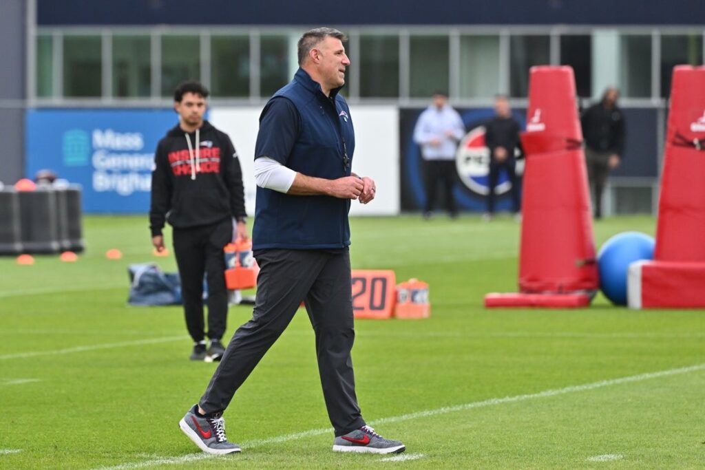 Patriots coach Mike Vrabel dances around distractions, ‘focus on today ...